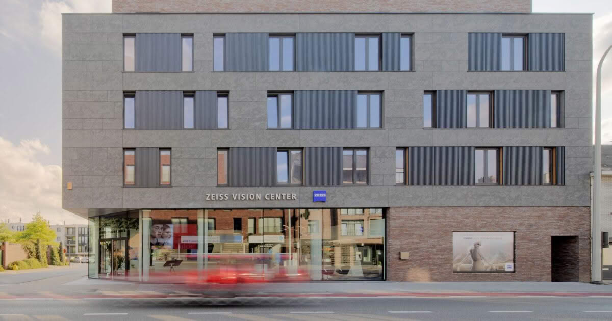 Playful cladding for a retail building - Reference | SVK